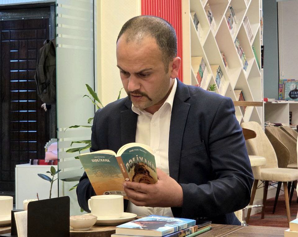 Sultan Rayevin "Dəlixana" romanı müzakirə olundu